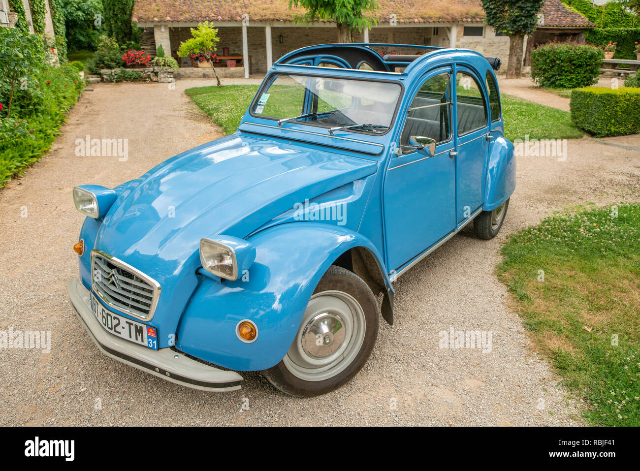 Old Classic Citroen 2cv Motor High Resolution Stock Photography and ...