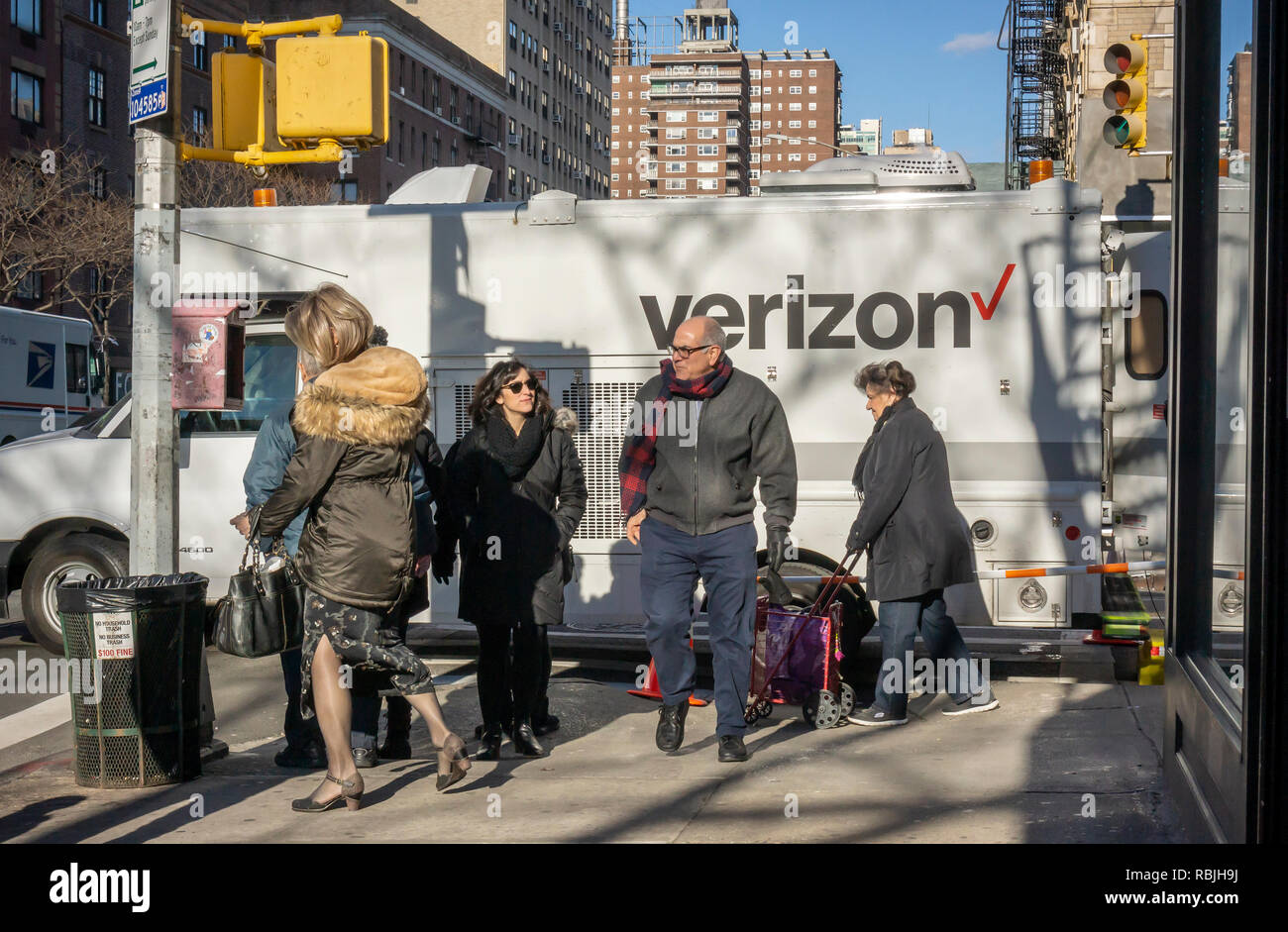 Verizon service truck hi-res stock photography and images - Alamy