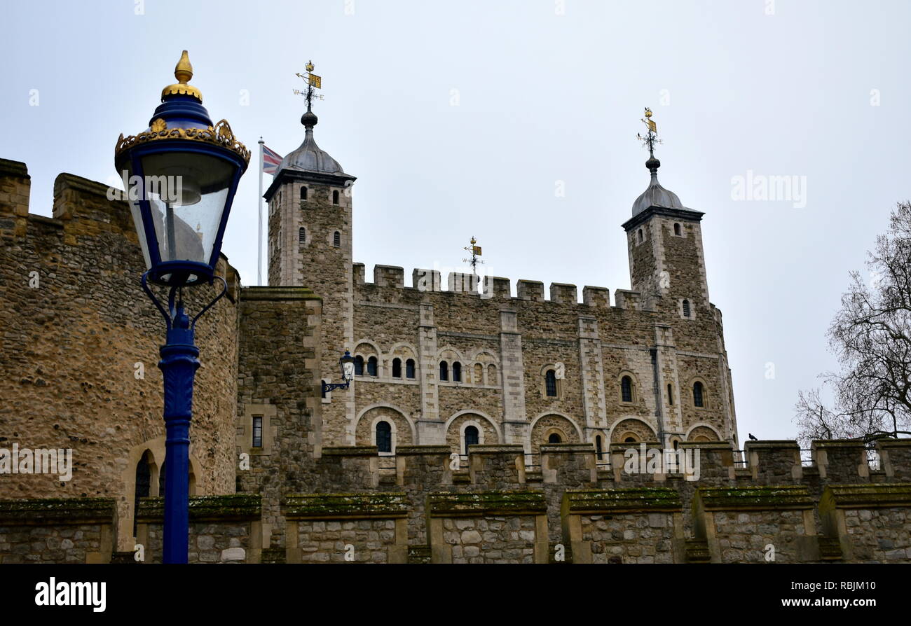 The Tower of London. Blue and golden streetlight and White Tower from ...