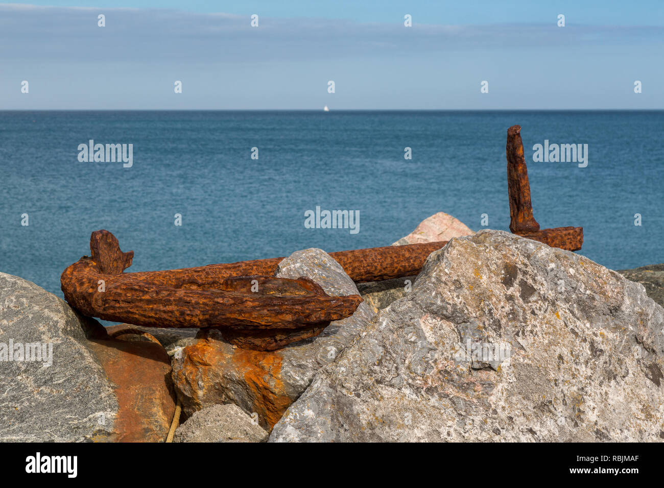 Old rusty anchor on the rocks at Beesands Stock Photo - Alamy