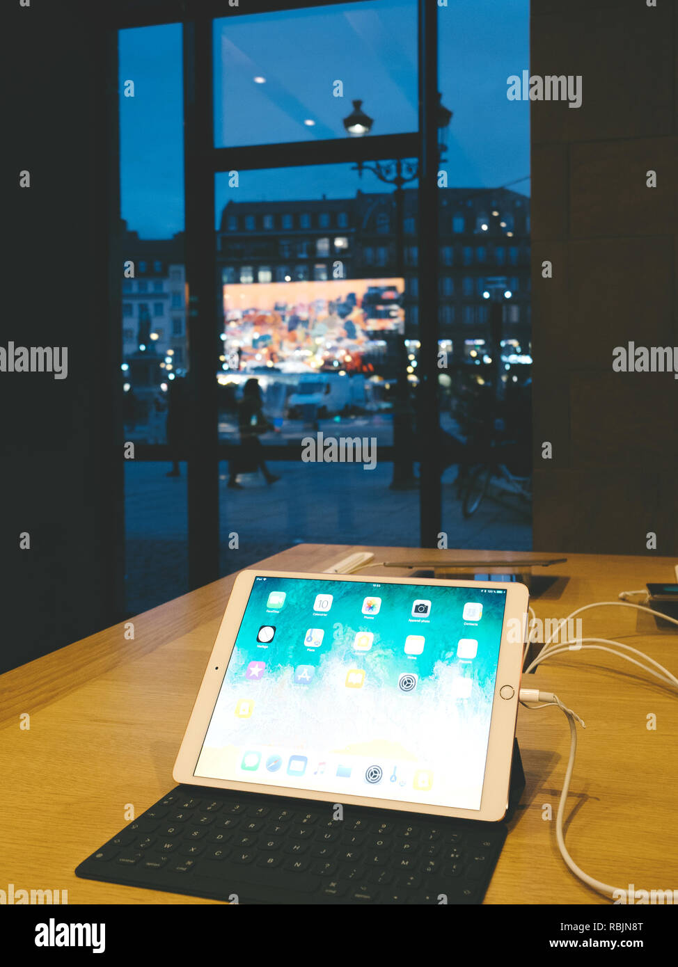 Monitor mockup apple isolated hi-res stock photography and images - Alamy