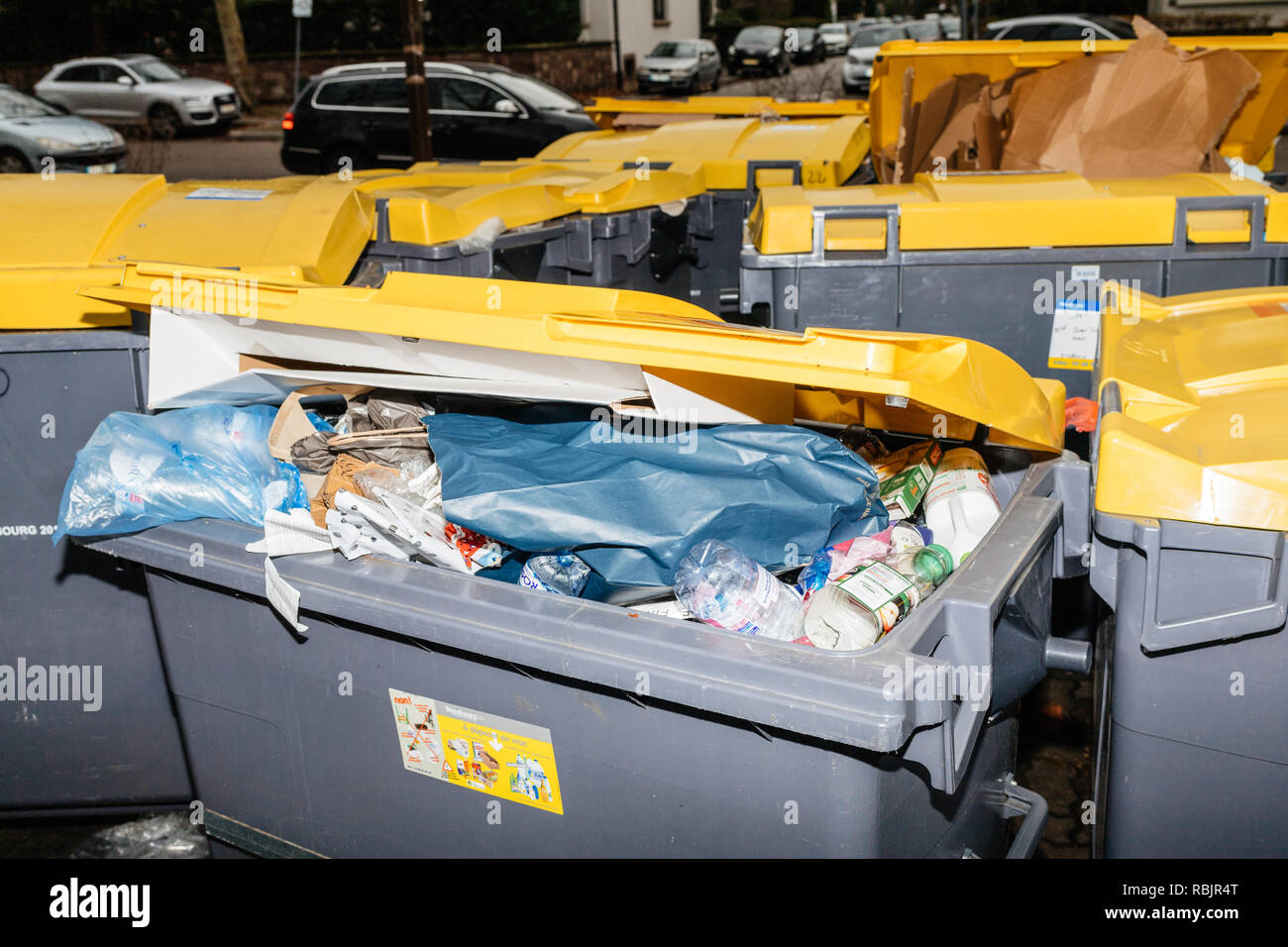 Rubbish bin paris france hi-res stock photography and images - Alamy