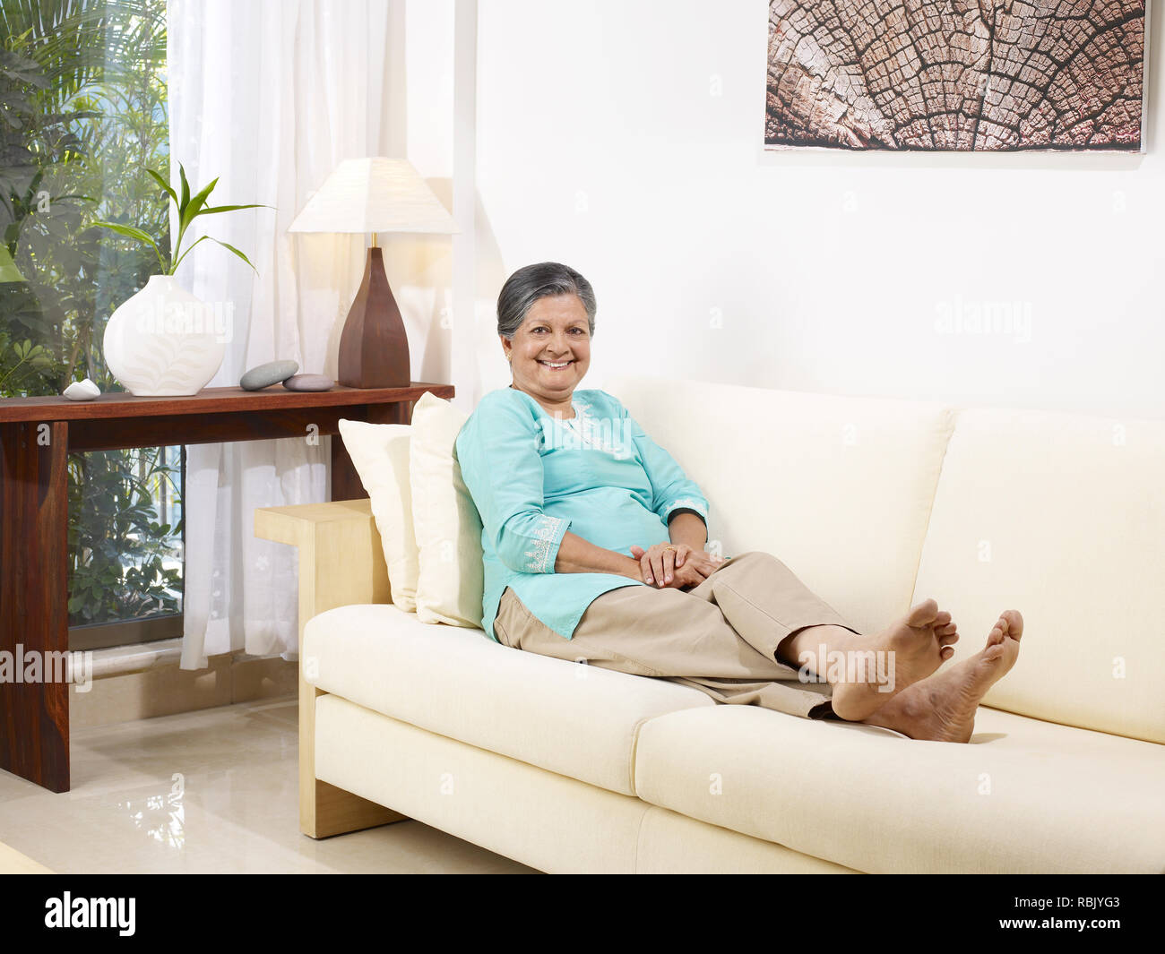 PORTRAIT OF AN OLD WOMAN IN HER HOME Stock Photo - Alamy