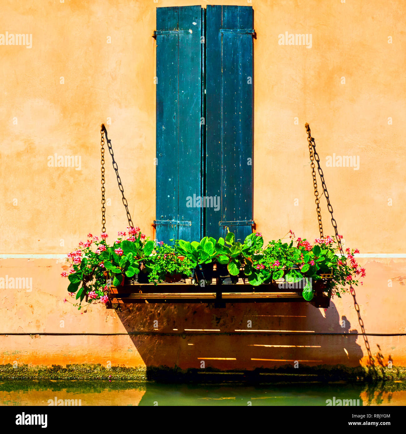 Italian old buildings flowers hi-res stock photography and images - Alamy