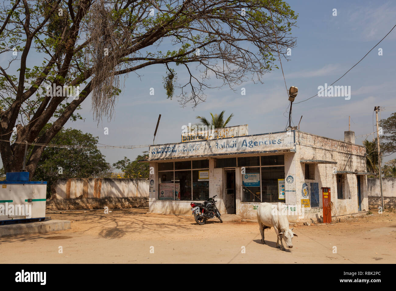 India filling station hi-res stock photography and images - Alamy