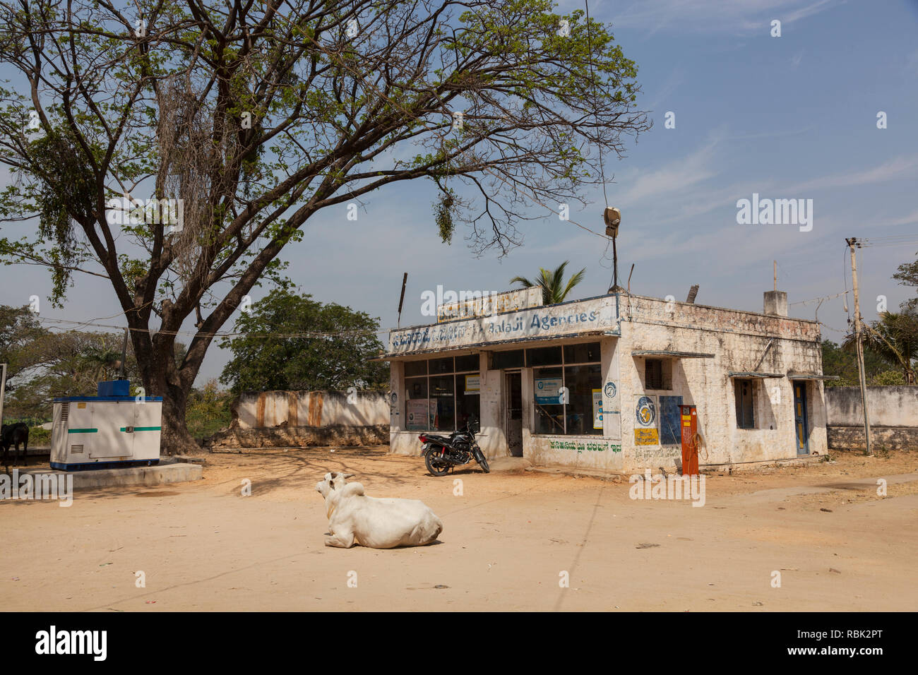 India filling station hi-res stock photography and images - Alamy
