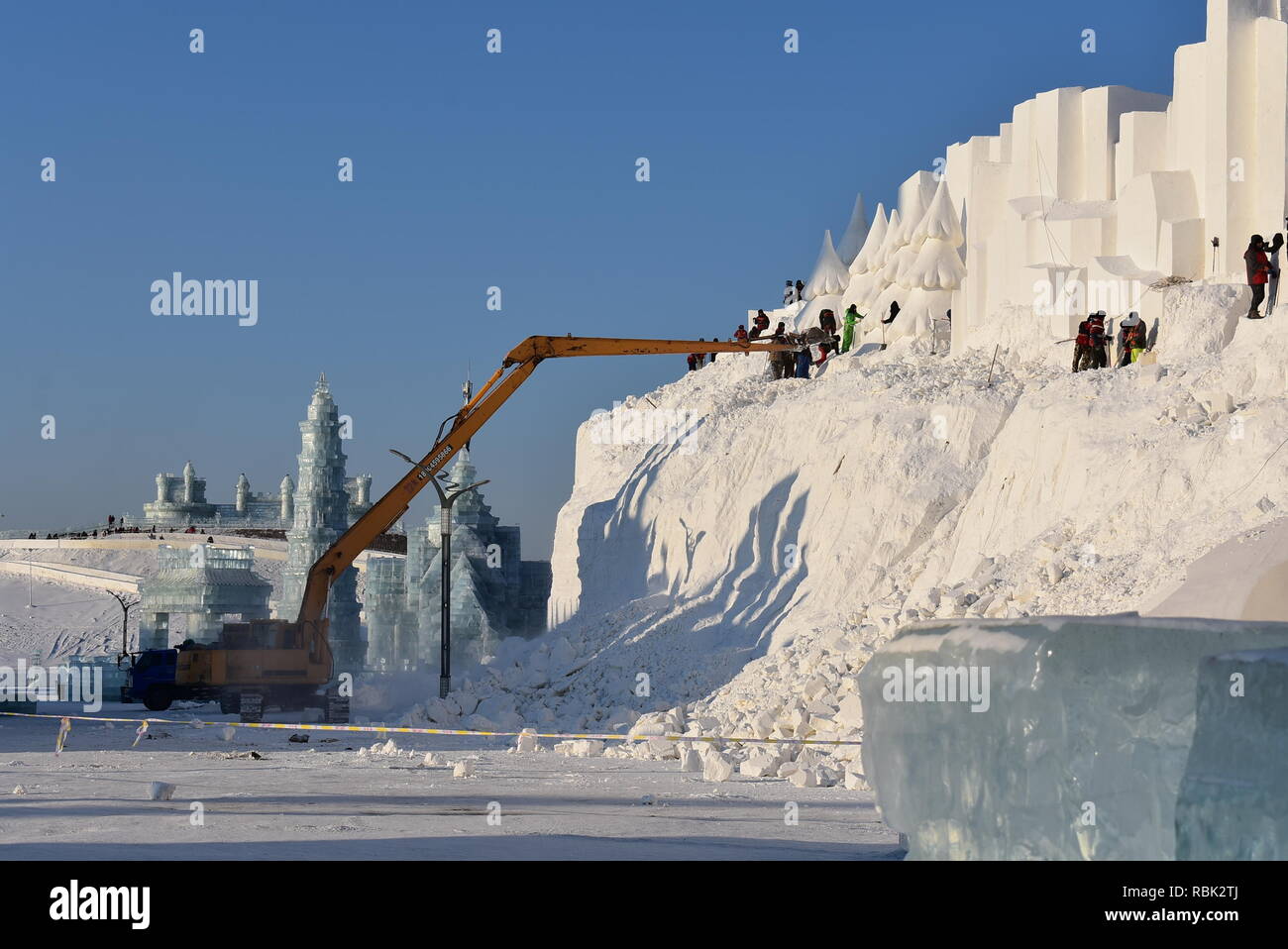 Harbin Ice Festival men at work Stock Photo - Alamy