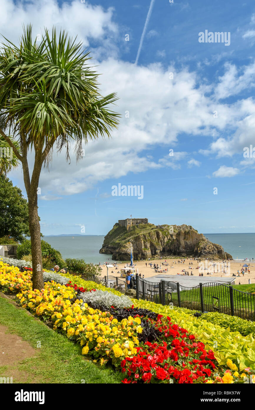 TENBY, PEMBROKESHIRE, WALES - AUGUST 2018: Small garden with flower ...