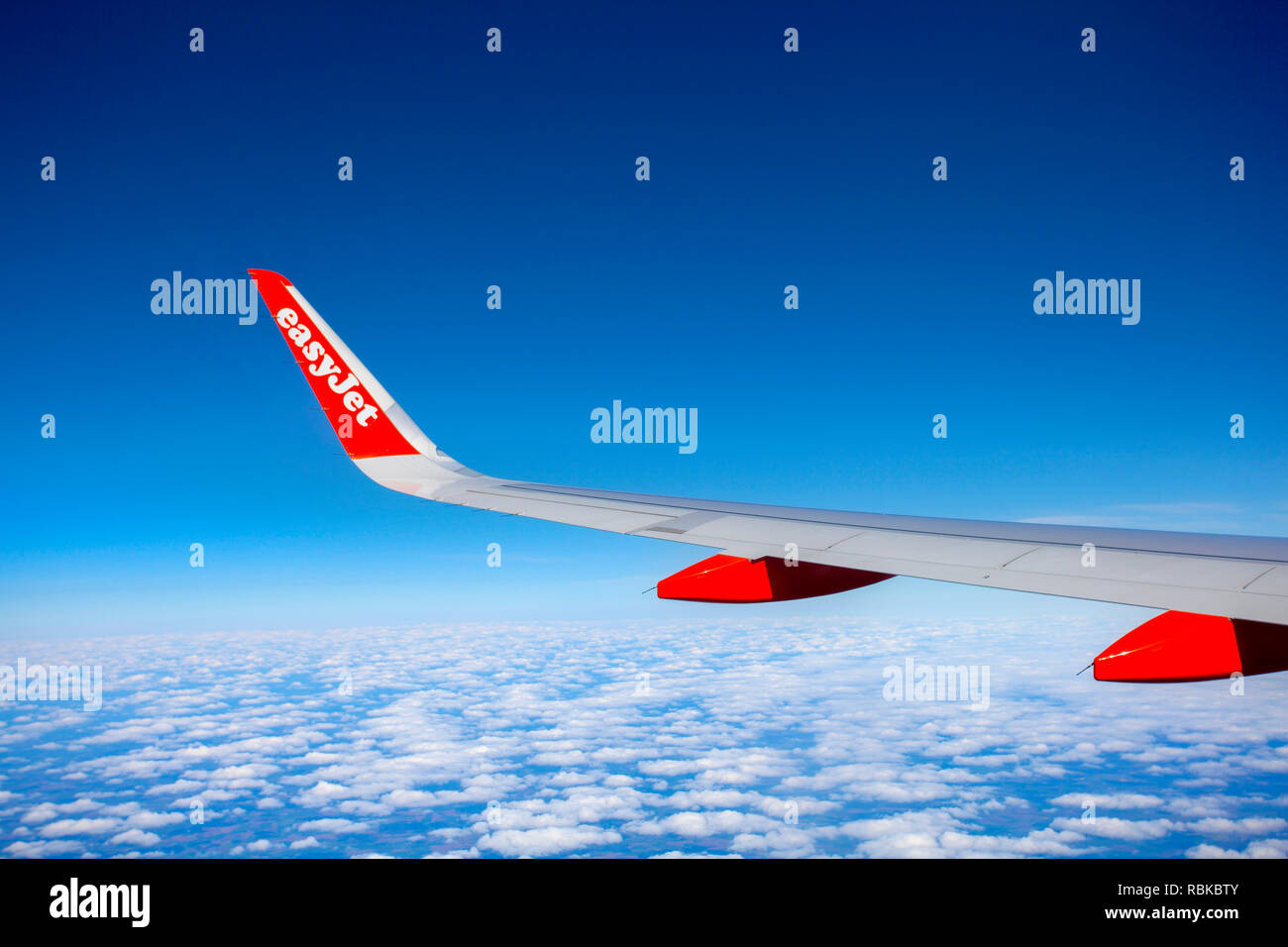 Easyjet wing view hi-res stock photography and images - Alamy