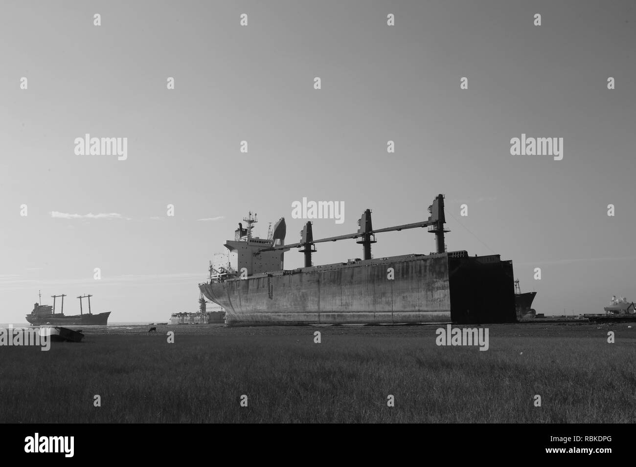 Ship breaking yards in bangladesh hi-res stock photography and images ...