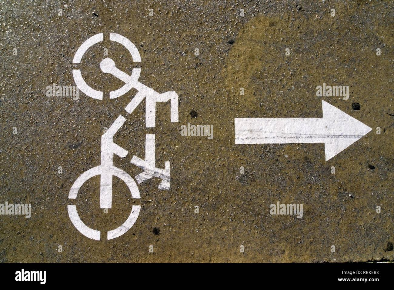 white bicycle road sign painted on the pavement Stock Photo - Alamy