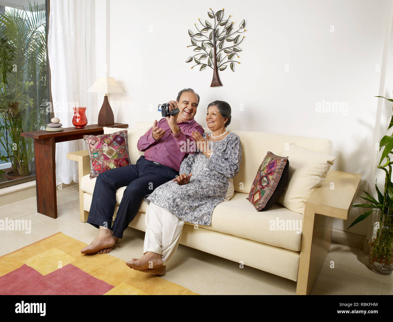 OLD MAN TAKING A MOVIE WITH A VIDEO CAMERA IN HIS HOME Stock Photo - Alamy
