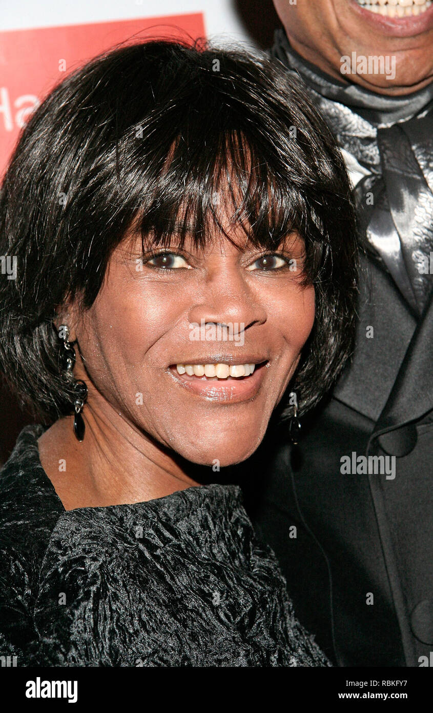 NEW YORK - FEBRUARY 11: Actress Cicely Tyson attends Evidence's "Grace ...