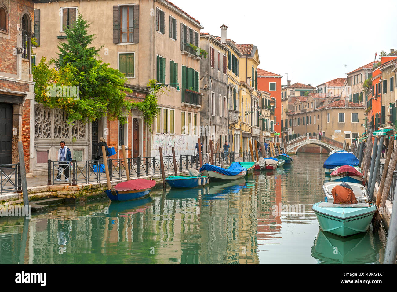 Boats in small canal hi-res stock photography and images - Alamy