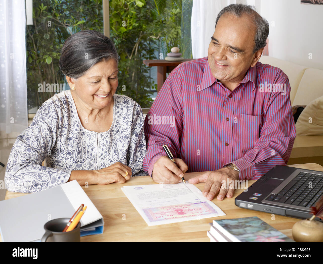 OLD MAN SIGNING AN AGREEMENT OF A NEW HOUSE PURCHASE Stock Photo - Alamy