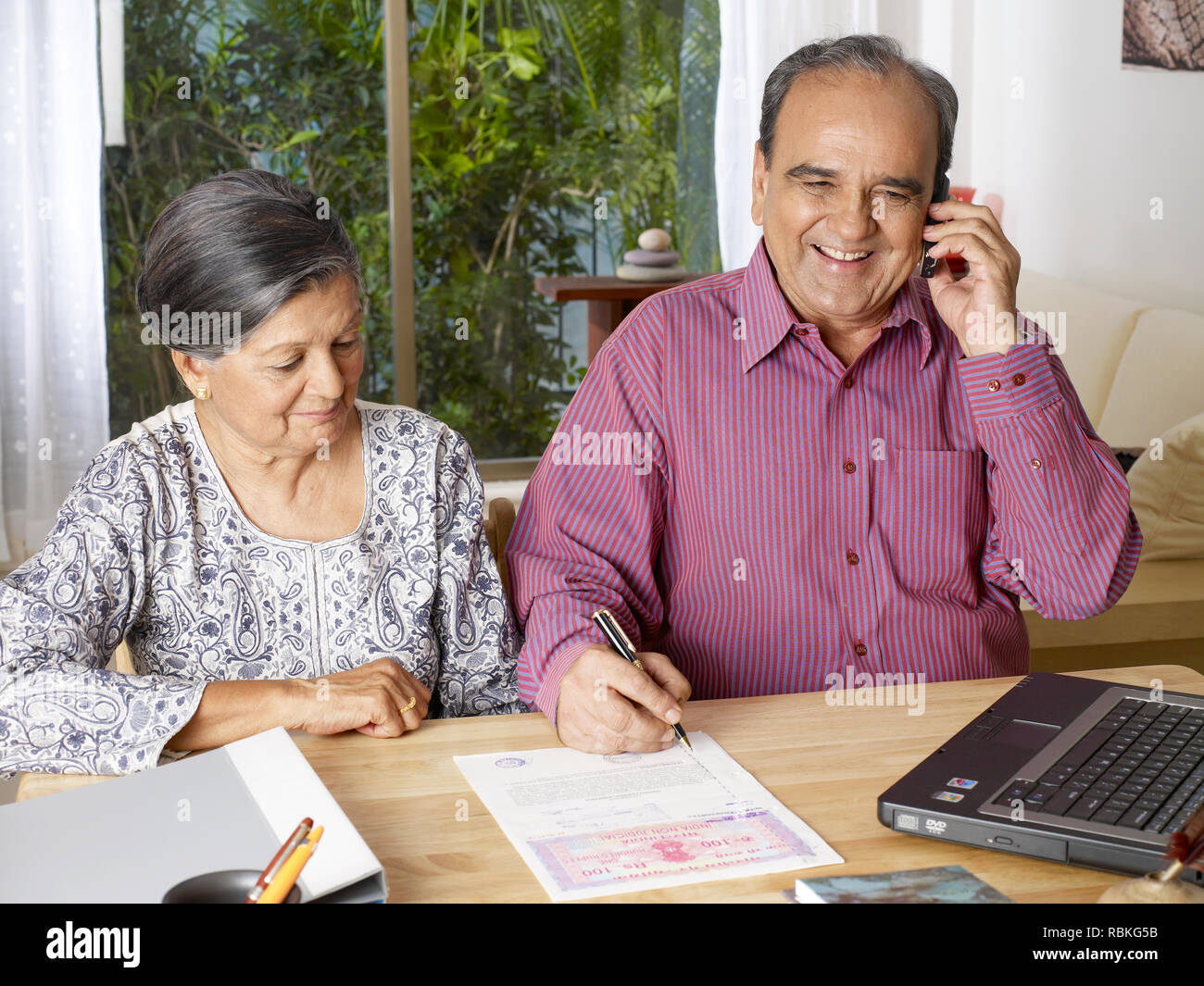 Old couple new home keys hi-res stock photography and images - Alamy