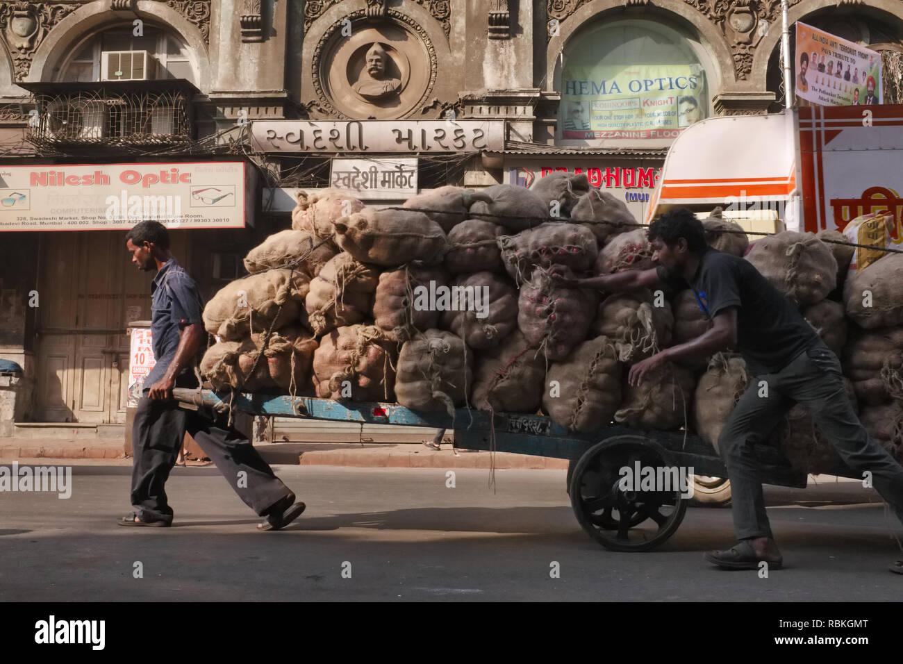 Swadeshi market kalbadevi hi-res stock photography and images - Alamy