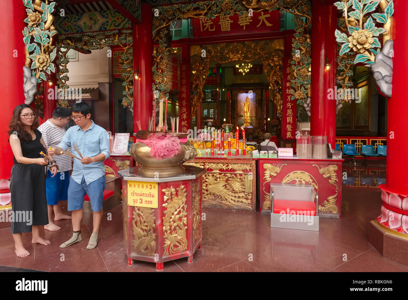 Thai-Chinese worshippers at Kuan Yin Shrine in Yaowarat, Chinatown ...
