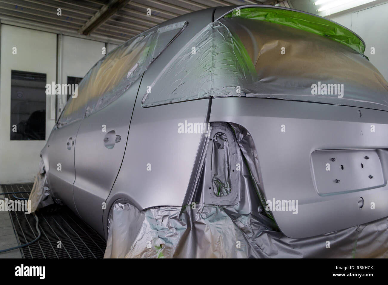 Man in silver body paint hi-res stock photography and images - Alamy