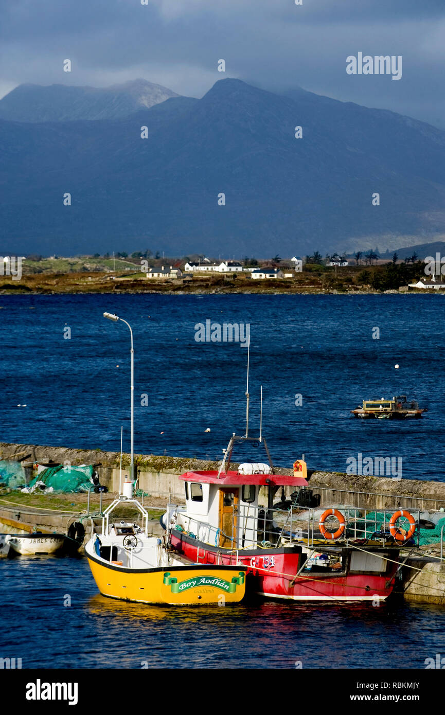 Roundstone harbour galway hi-res stock photography and images - Alamy