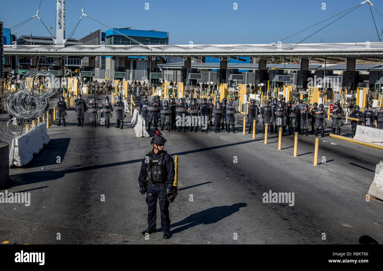 Tijuana, Mexico. 10th Jan, 2019. US Customs and Border Guard officials ...