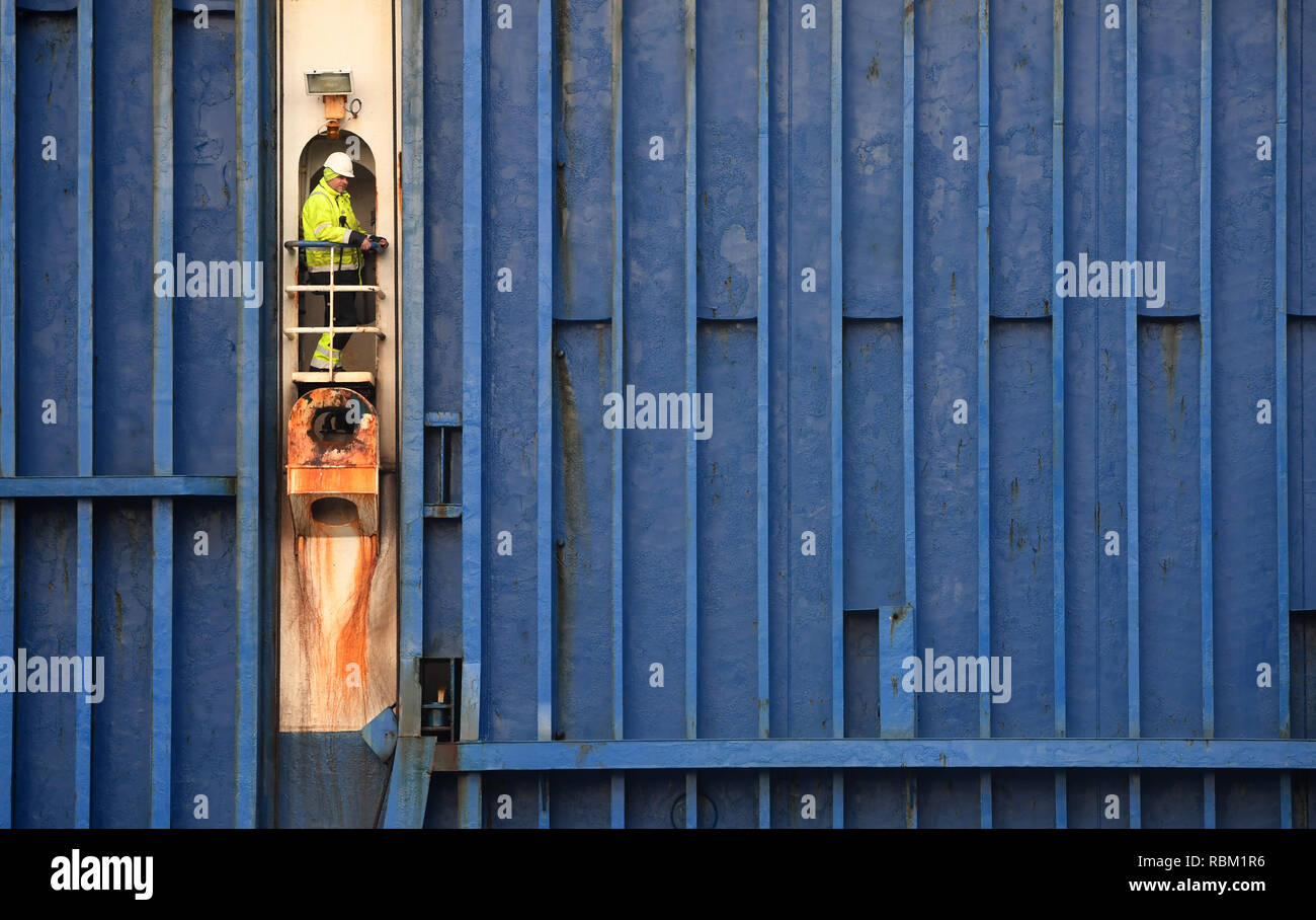 Color line cargo hi-res stock photography and images - Alamy