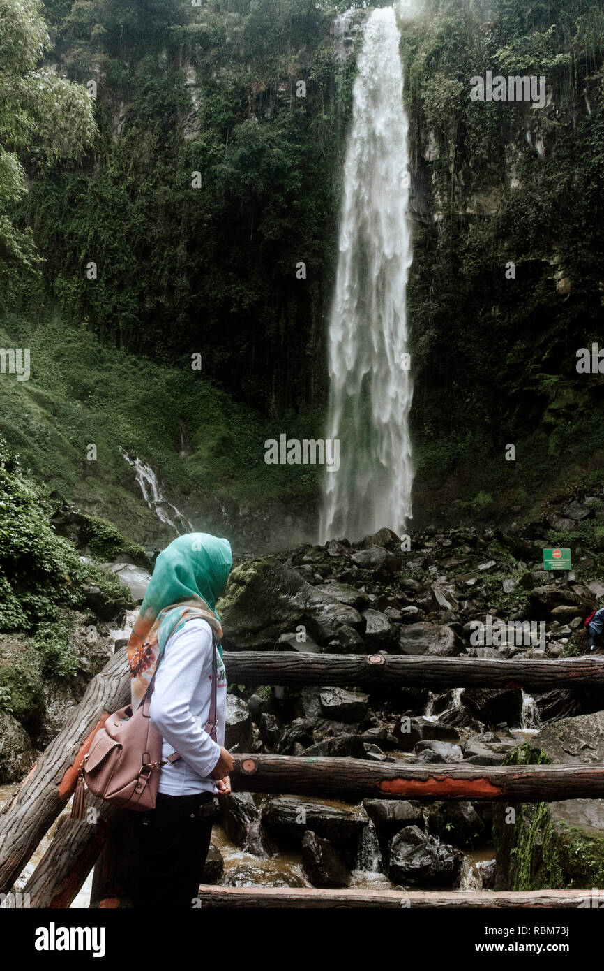 Menikmati keindahan grojogan sewu Stock Photo - Alamy