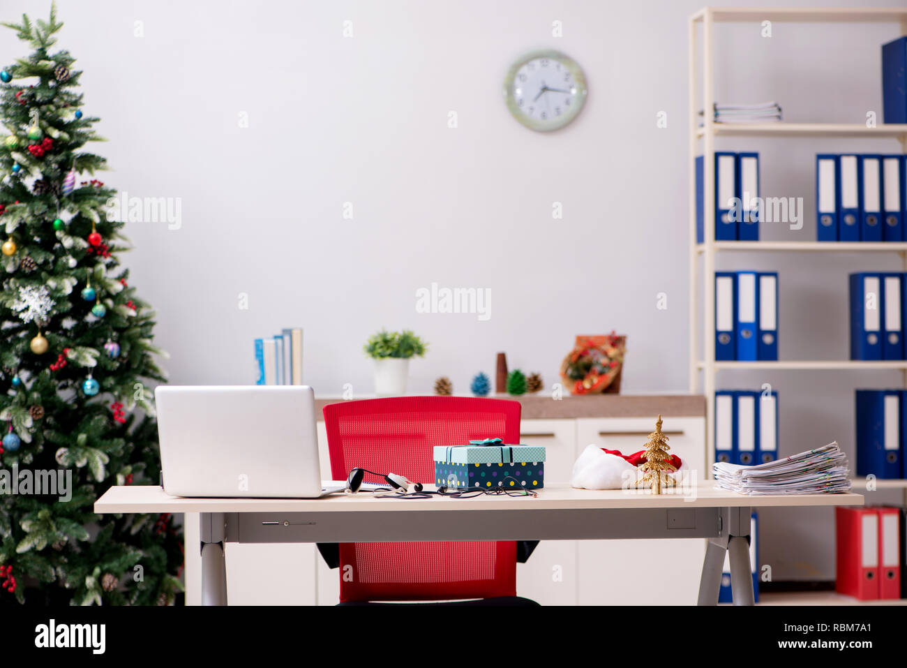 Employee working in the office at Christmas eve Stock Photo - Alamy