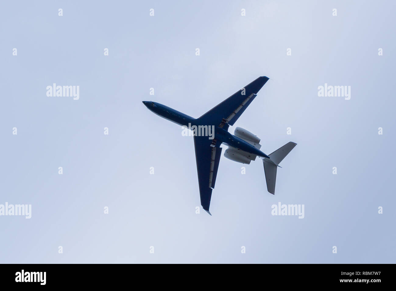 Airplane flying low hi-res stock photography and images - Alamy