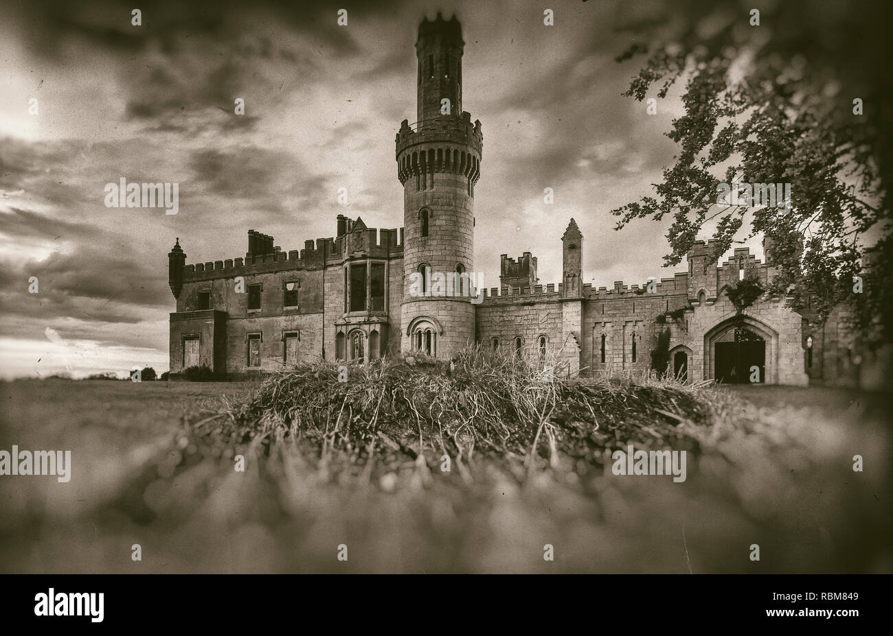 Old scary castle ruins hi-res stock photography and images - Alamy