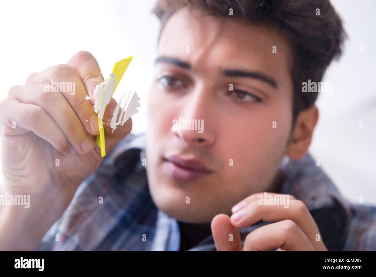 Drug addict sniffing cocaine narcotic Stock Photo - Alamy
