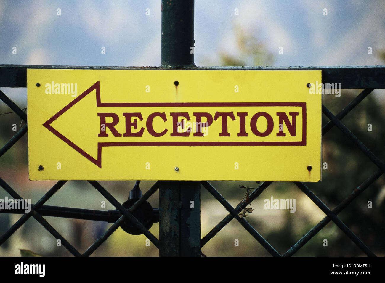 Arrow signage hi-res stock photography and images - Alamy