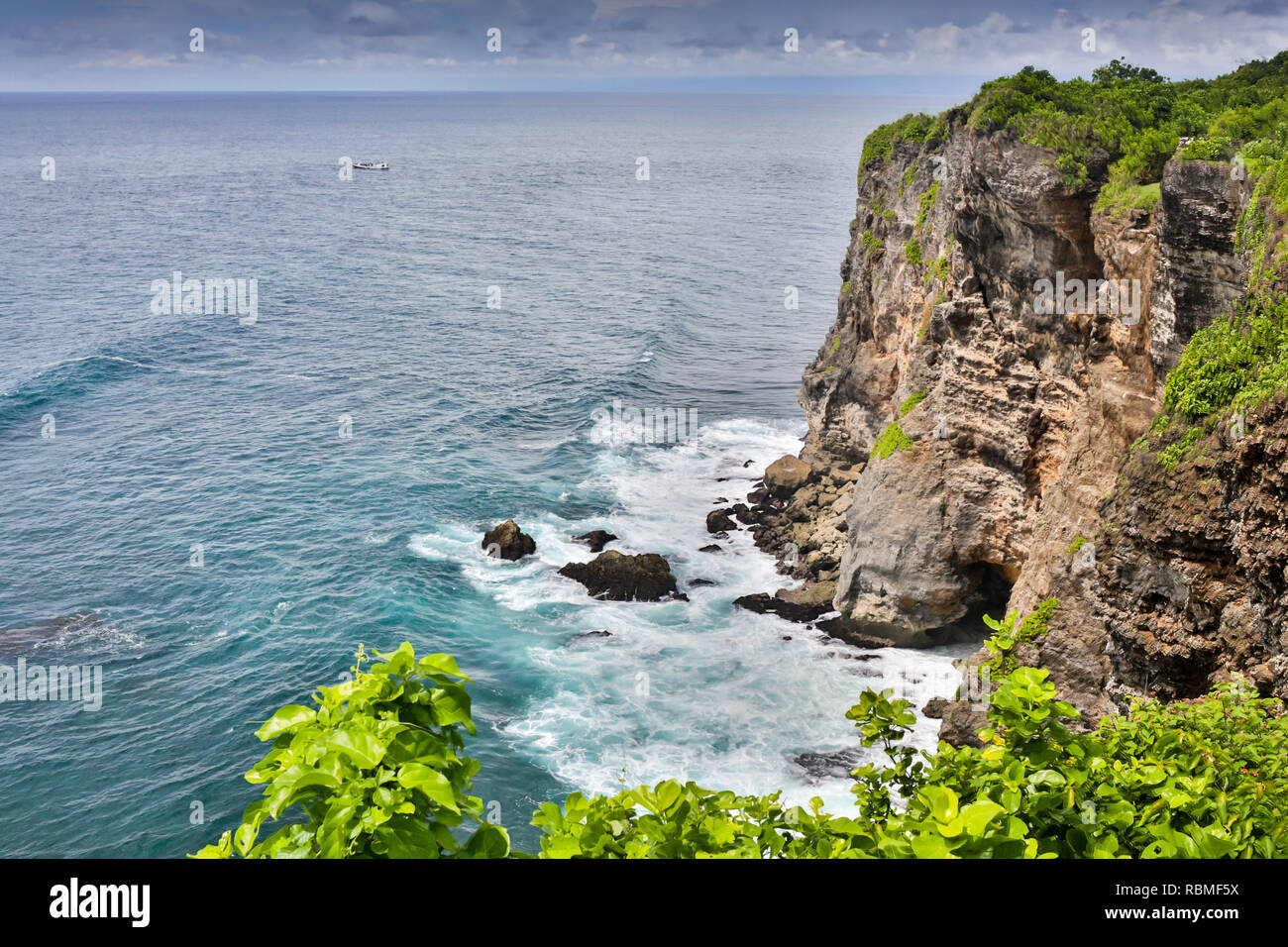 Blue ocean and cliff hi-res stock photography and images - Alamy