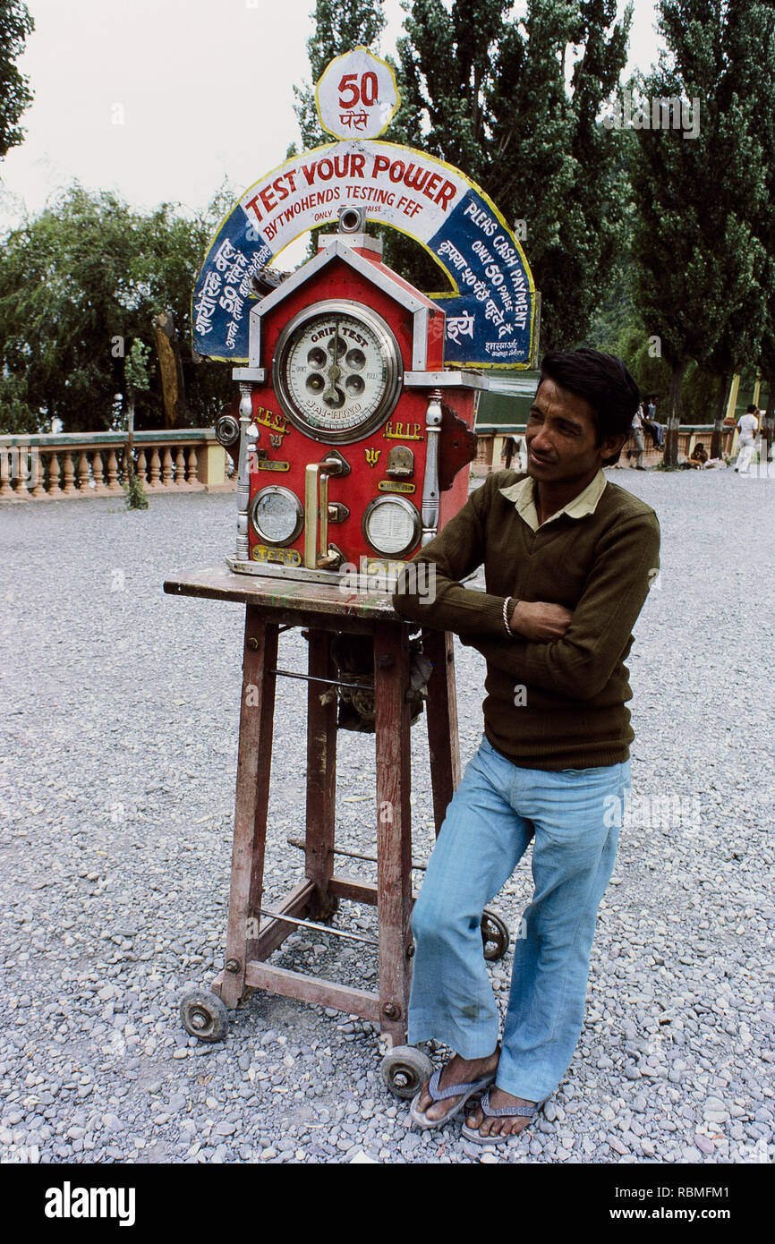 Test your strength machine hi-res stock photography and images - Alamy