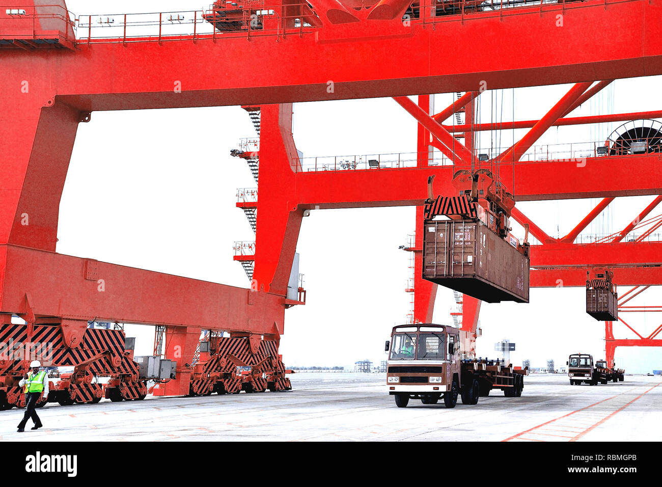 Containers cranes hi-res stock photography and images - Alamy