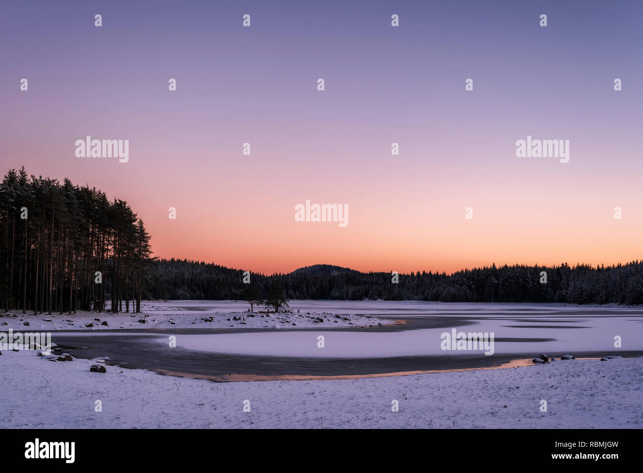 Ice frozen lake mist hi-res stock photography and images - Alamy