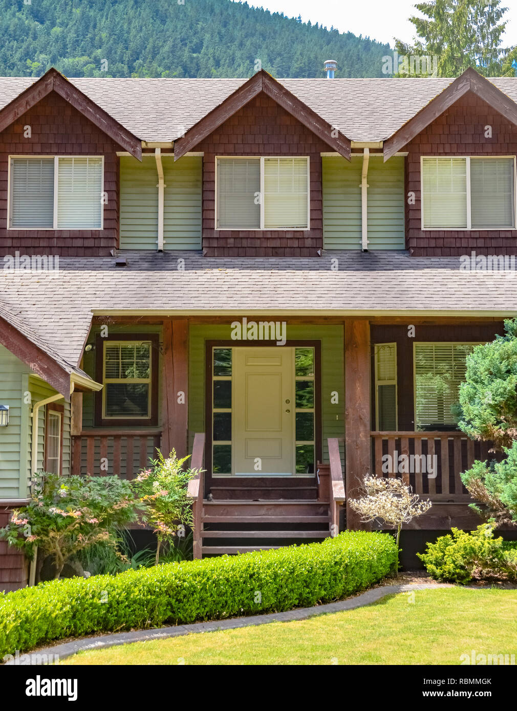Entrance of big family house with green hedge on the front yard Stock ...