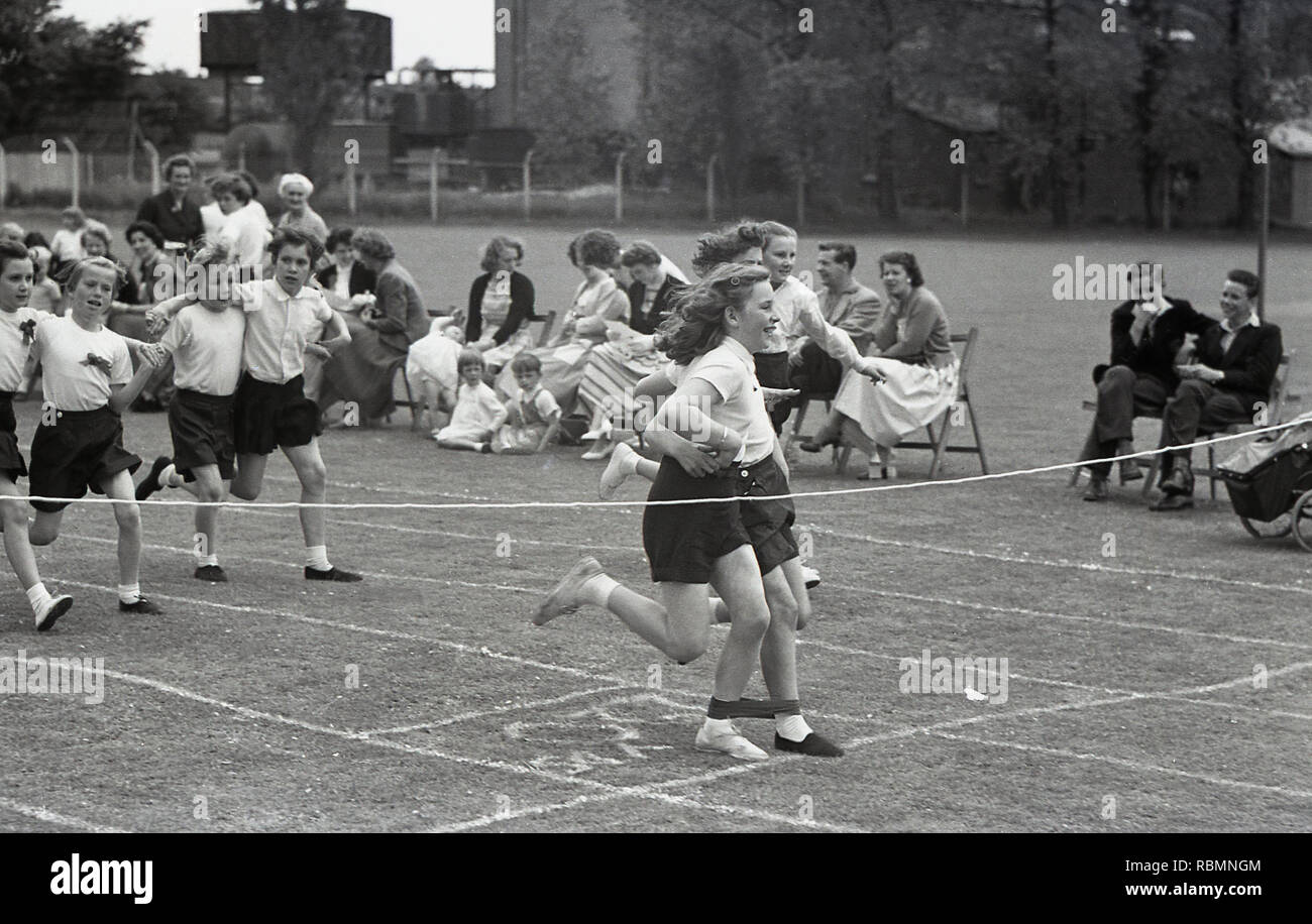 School sports day uk 1950s hi-res stock photography and images - Alamy