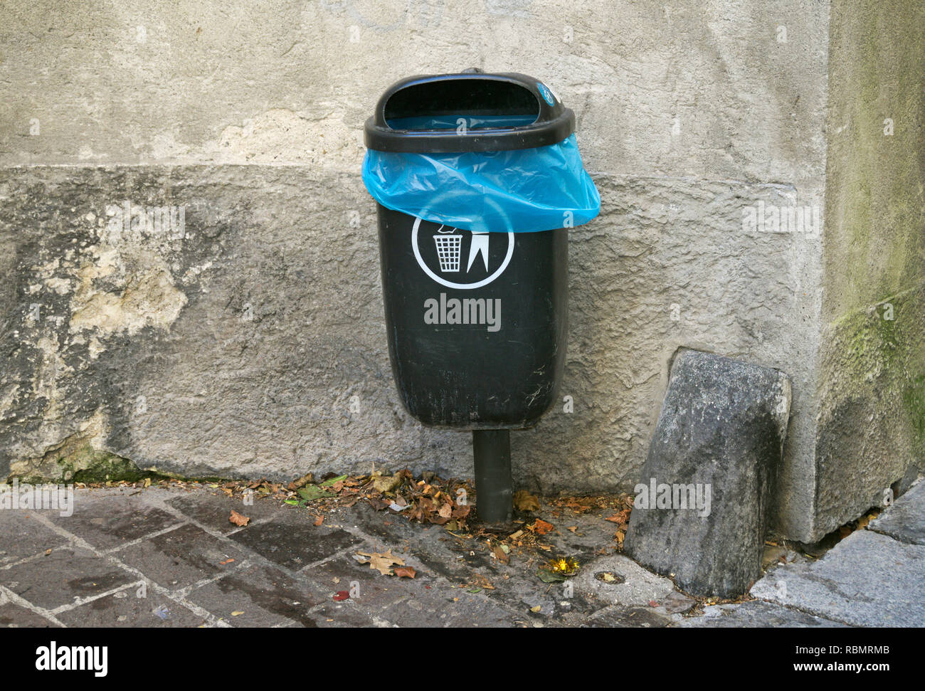 Garbage bin italy hi-res stock photography and images - Alamy