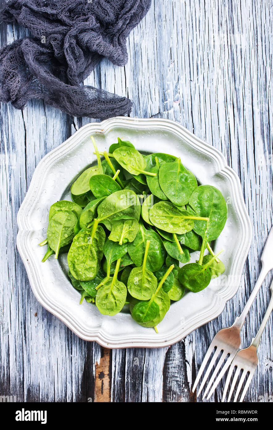 spinach leaf on metal plate, fresh spinach Stock Photo - Alamy
