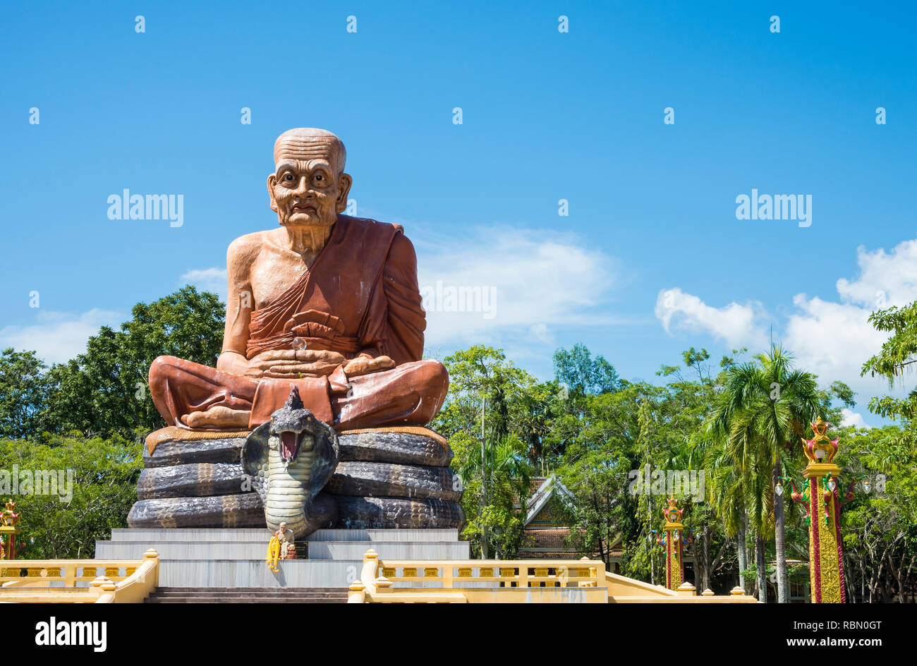 Thailand temple monk architecture hi-res stock photography and images ...