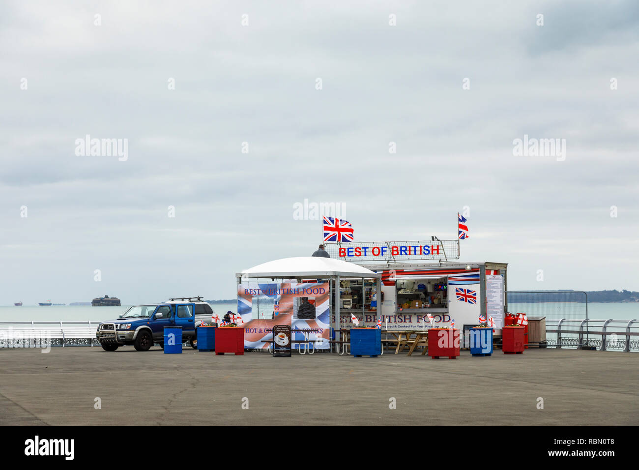 Eating outside south of england ocean hi-res stock photography and ...