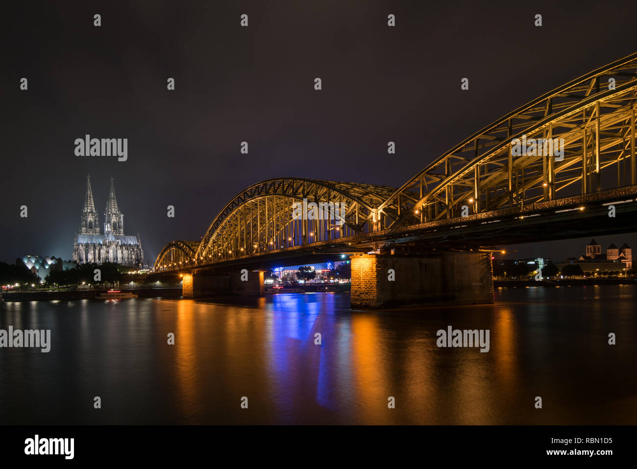 scenic view on illuminated Cologne Cathedral with bridge in foreground ...