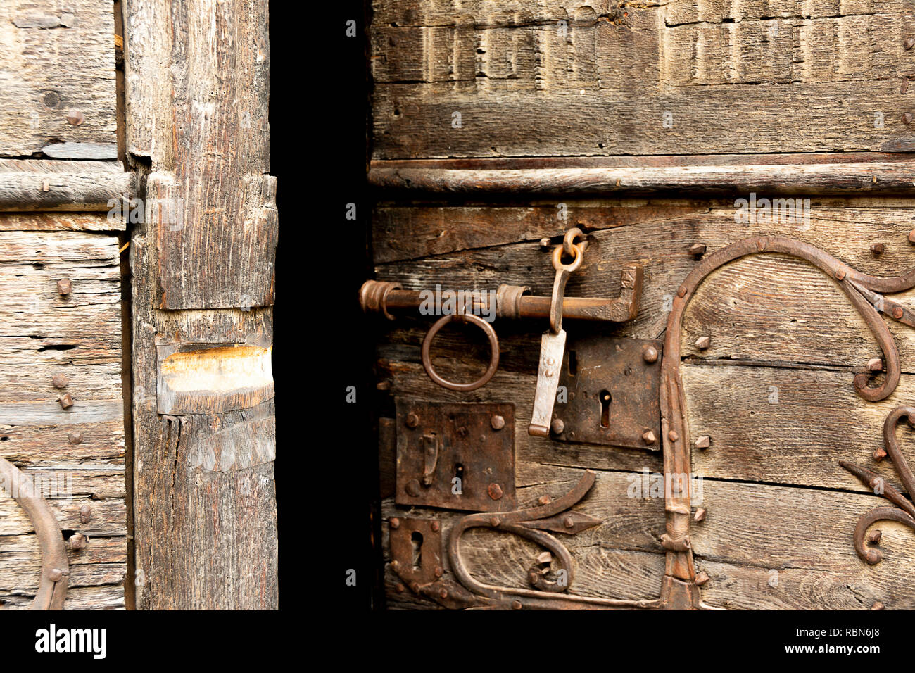 Ancient door lock hi-res stock photography and images - Alamy