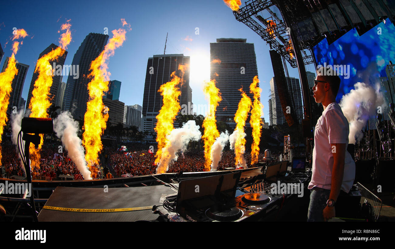 dj jeffrey sutorius, formerly know as dash berlin, performing live at ...
