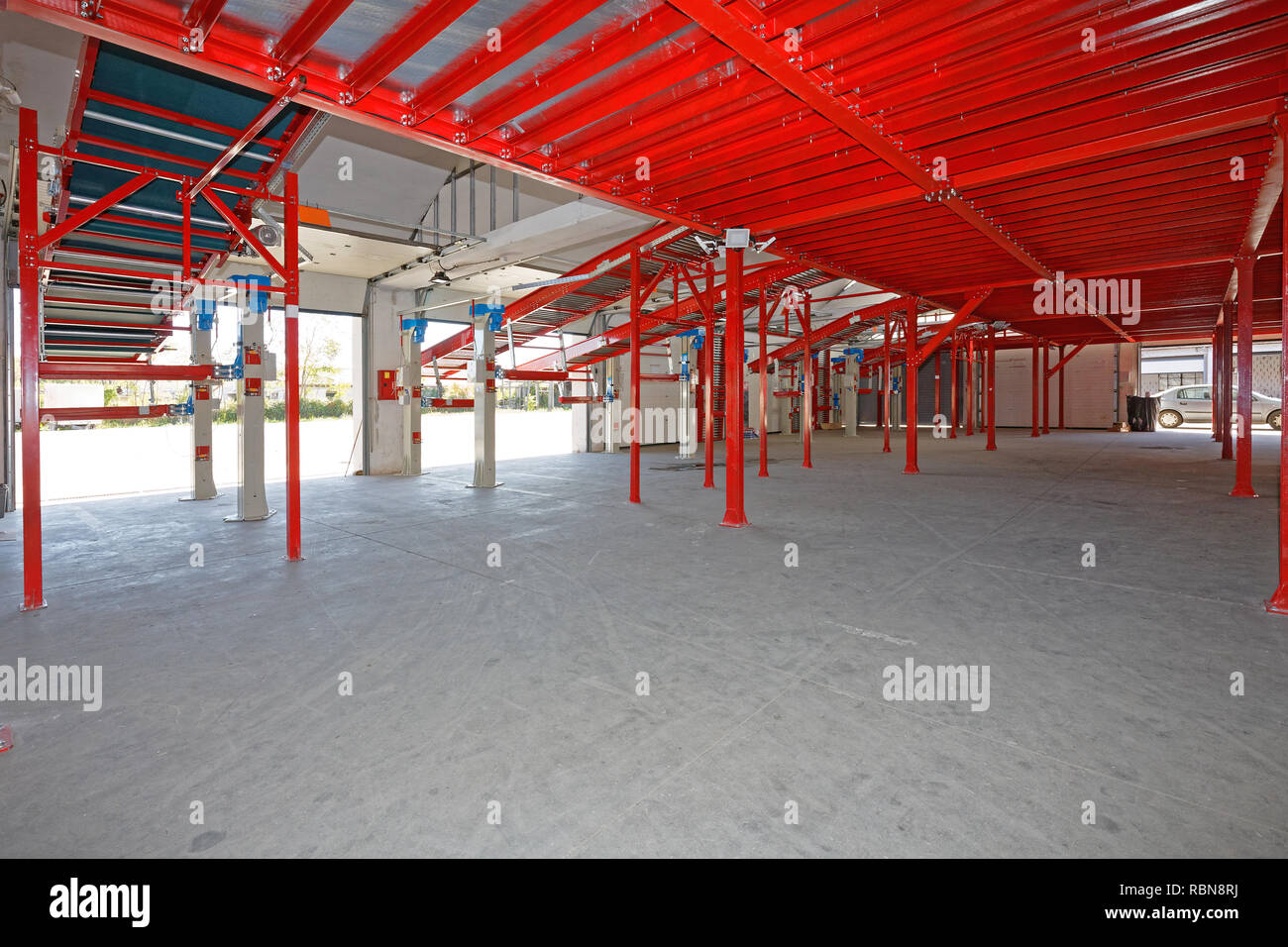 Elevated Conveyors for Shipping and Delivery in Distribution Warehouse ...