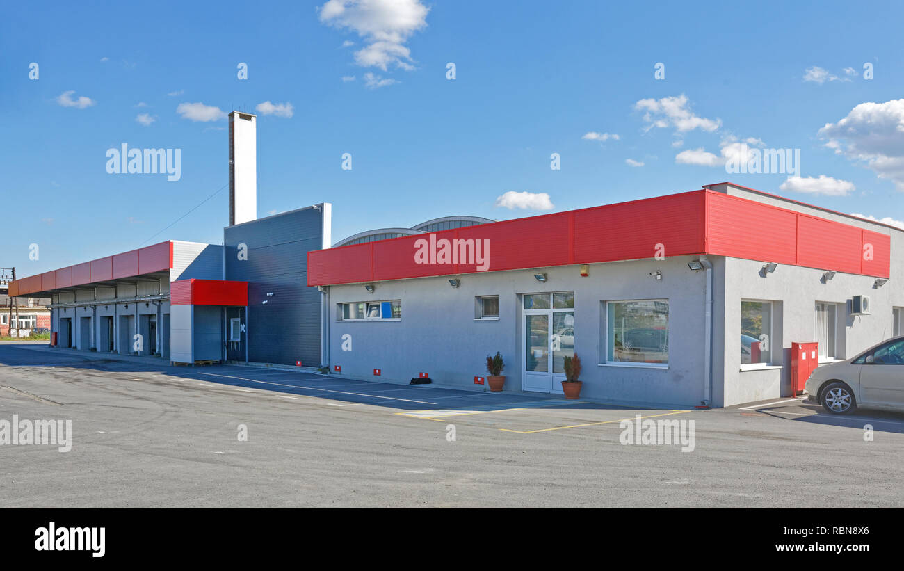 Shipping Distribution Warehouse Building Exterior Stock Photo - Alamy