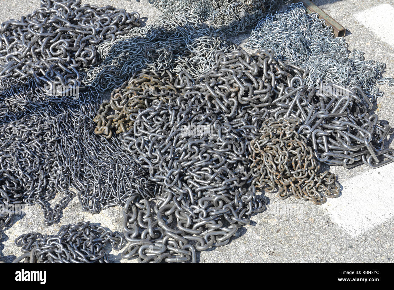 Metal chain bunch chains hi-res stock photography and images - Alamy