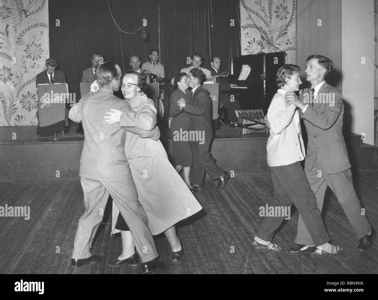 Fifties woman historical party hi-res stock photography and images - Alamy