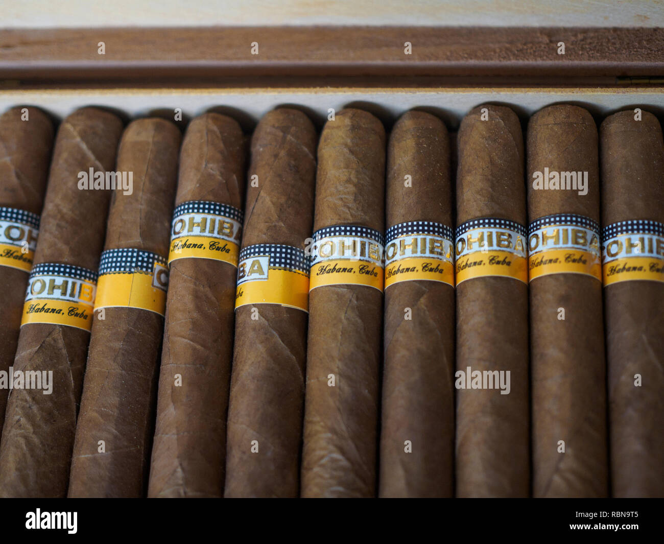 Hand made cigars hi-res stock photography and images - Alamy